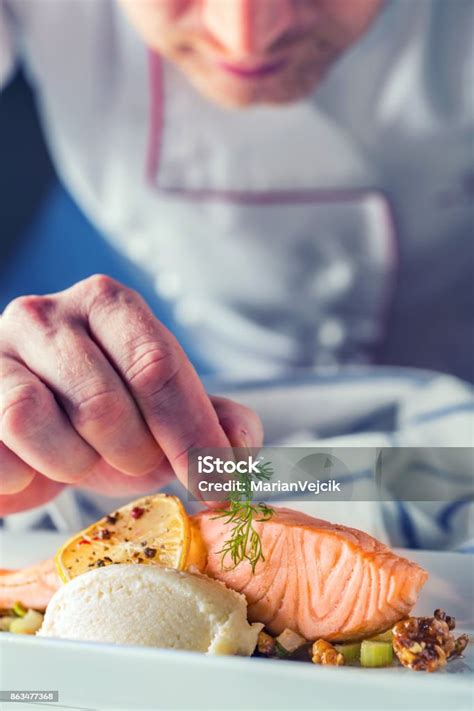 호텔 또는 레스토랑 주방 요리 요리사만 손 준비 연어 스테이크 딜 장식 요리사에 대한 스톡 사진 및 기타 이미지 요리사 요리하기 음식 준비 접시 Istock