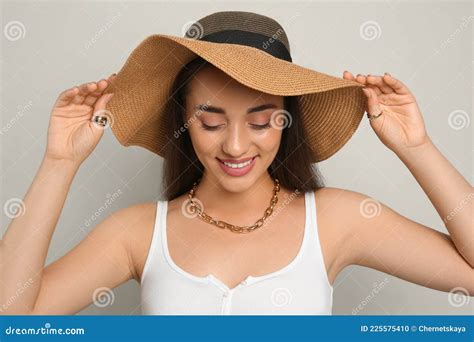 Bella Joven Con Sombrero De Paja En Fondo Gris Claro Clase Alta Elegante Foto De Archivo