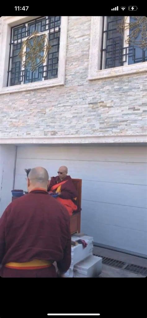 УИХ ын гишүүн Ц Цэрэнпунцаг тансаг сууцандаа Төвд лам нар залж 30 гаруй иргэн цуглуулан ном