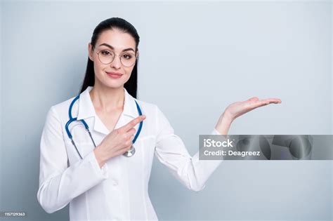 클로즈업 사진 아름다운 그녀 그녀의 레이디 의사 병원 표시 손가락 손 팔 조언 새로운 알약 약물 착용 폰도스코프 백색 과학 의상