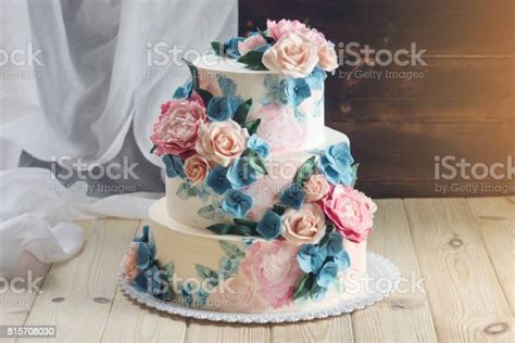 아름 다운 홈 웨딩 3 층 케이크 핑크 장미와 나무 테이블에 소박한 스타일에 파란 꽃 장식 0명에 대한 스톡 사진 및 기타 이미지 0명 결혼식 구도 Istock