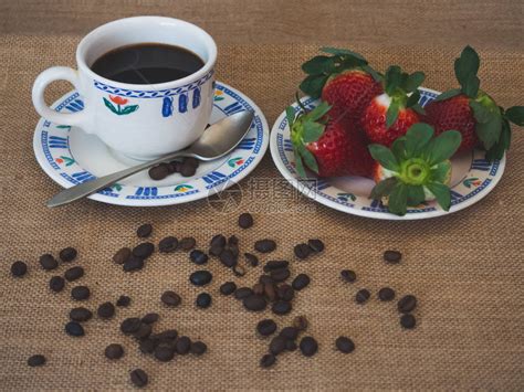 瓷茶咖啡杯旧勺子咖啡豆和盘子里的草莓高清图片下载 正版图片505818550 摄图网