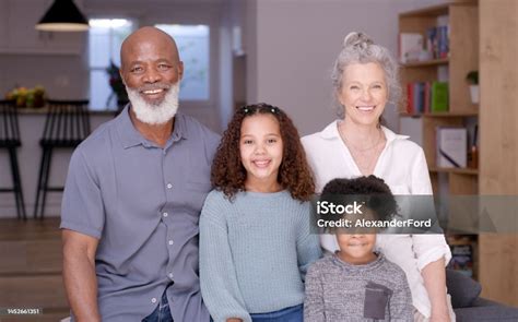 인종 간 조부모와 아이들은 행복한 가족 유대감으로 묘사되거나 도서관에서 함께 휴식을 취합니다 미소 노인과 할머니는 소년과 소녀 어린이 형제 자매와 함께 좋은 시간을 즐기는