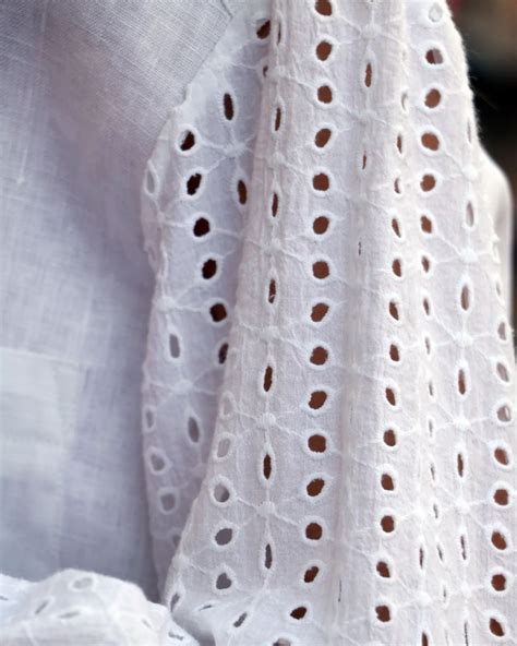 Якісна та дуже приємна до тіла жіноча сорочка Виготовлена з лляної тканини Має вільний прямий