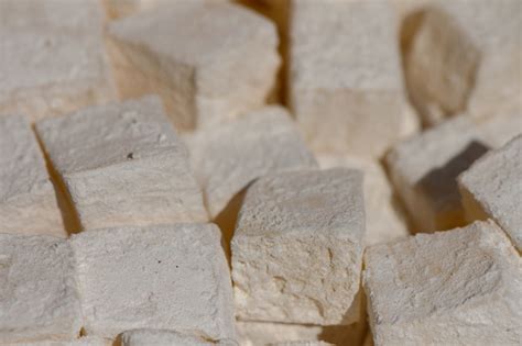 부엌 환경에서 요리의 창의력을 발휘할 수 있는 신선한 유기농 두부 큐브 Comfort Food에 대한 스톡 사진 및 기타 이미지 Comfort Food 건강한 식생활