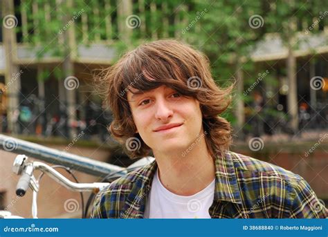 Портрет мальчика 16 лет старого подростка с длинными волосами Стоковое Фото изображение