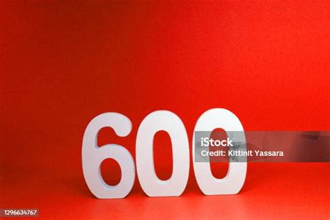 목백 흰색 나무 고립 된 빨간 배경 복사 공간 새로운 프로모션 600 비즈니스 금융 개념 숫자에 대한 스톡 사진 및 기타 이미지 Istock