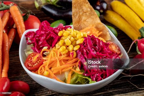 상 추 옥수수 붉은 양배추 건강 한 수 제 채식 음식 채식 비타민 간식 당근 및 채소 샐러드 가까운에 대한 스톡 사진 및 기타 이미지 Istock