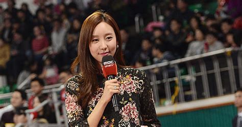 박지영 아나운서 각선미 돋보이는 가죽 초미니 패션 [mk포토]