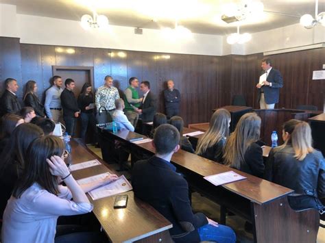 Представяне на ЮФ на УНСС пред ученици в страната Алумни Клуб на Завършилите ЮФ при УНСС