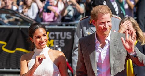 Meghan Markle Prince Harry Hint They Won T Return To Royal Fold