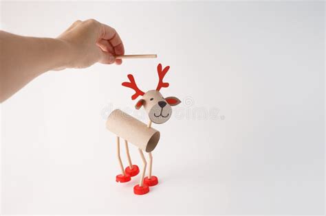 Marioneta De Reno Diy Con Mano Hecha De Tubos De Cartón Con Tapas De