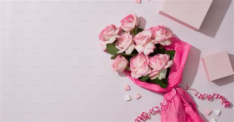 흰색 상자 옆에 있는 분홍색 장미 꽃다발 사진 Unsplash의 장미 이미지