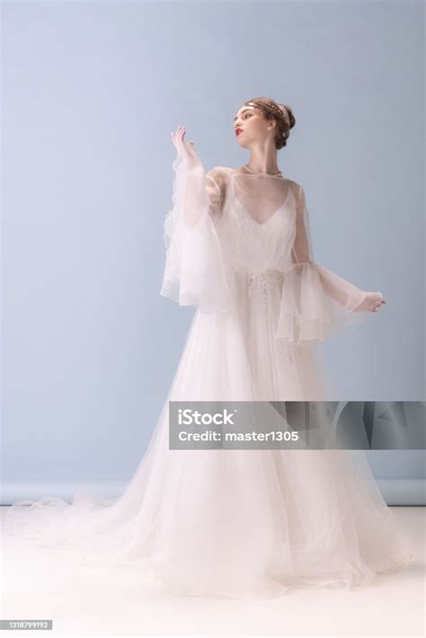 흰색 배경에 고립 된 예술 활동의 젊은 여성 복고풍 스타일 시대의 개념의 비교 20 24세에 대한 스톡 사진 및 기타 이미지 20 24세 개념 고대의 Istock