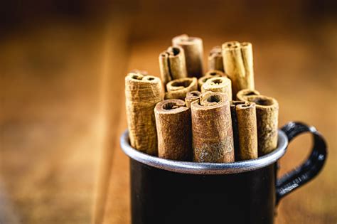 미나스 제라이스의 커피 머그잔 안에 계피 껍질 계피는 브라질에서 재배되었습니다 가루로 빻은에 대한 스톡 사진 및 기타 이미지 가루로 빻은 갈색 건강한 생활방식