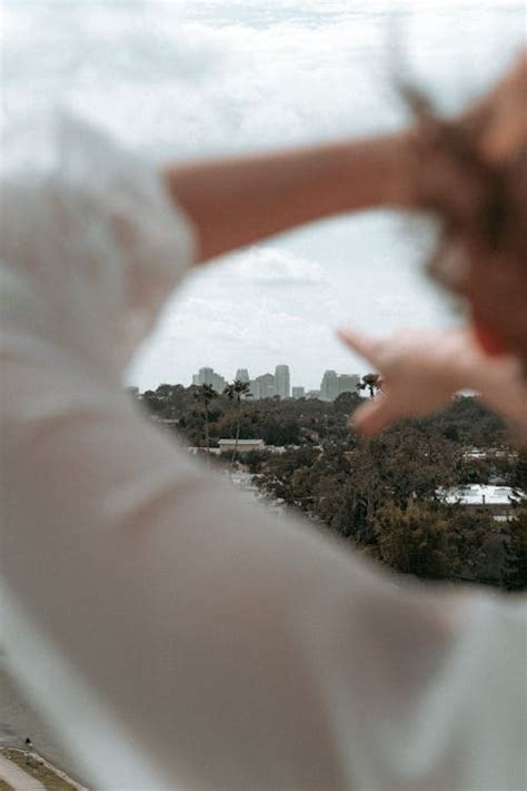 데님 반바지 뒷모습 바다 배 소년 손가락으로 가리키다 수역 수직 쐈어 어린이 파란색 재킷에 관한 무료 스톡 사진