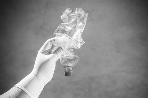 흐린 배경에 분리 된 빈 플라스틱 병을 박살 고무 장갑손으로 손 재활용 및 자원 봉사 개념 환경 오염 및 전 세계 생태 문제 개념에 대한 스톡 사진 및 기타 이미지 Istock
