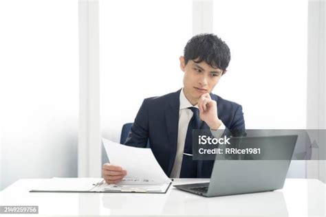 노트북으로 문서를 작성하는 데 어려움을 겪는 남성 사업가 20 29세에 대한 스톡 사진 및 기타 이미지 20 29세 30 34세 30 39세 Istock