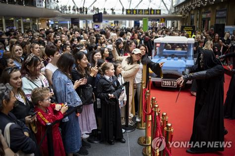 해리 포터 탄생 25주년 축하하는 팬들 연합뉴스