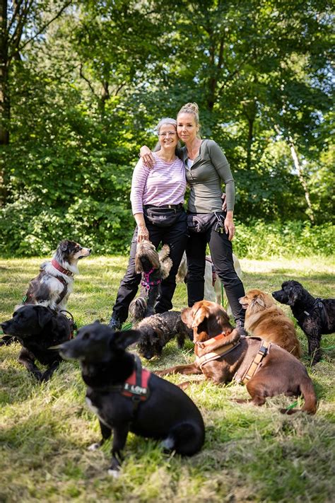 Das Team Dass Mit Ihrem Hund Gassi Geht