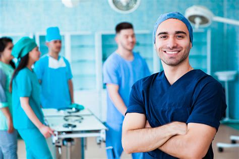 성공적인 전문 의사의 초상화 의료 학부의 직원 다국적 사람들 의사 간호사 및 외과 의사 외과 실에서 의과 대학의 졸업생의 그룹 건강 진단에 대한 스톡 사진 및 기타 이미지