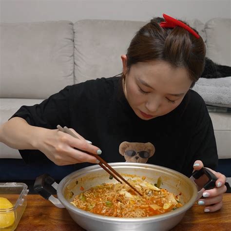 Hamzy Asmr Mukbang Eating Kimchi Ramyun With Extra Noodle Real