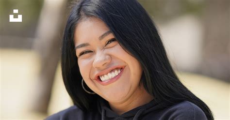 흑인과 백인 까마귀를 입고 웃는 여자 사진 Unsplash의 무료 사람의 이미지