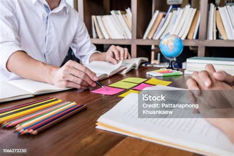 친구 어린 학생 들 캠퍼스 또는 통합 및 학습 교실 연습 입구 교육 학교 개념에 시험을 준비과 외 잡기 급우 수 친구와 함께 서를 가정 교사 개념에 대한 스톡 사진 및 기타