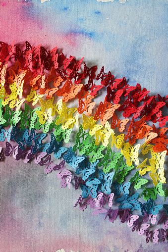 게이 테마 수제 공예 예술 작품의 클로즈업의 이미지 카드와 종이 나비잘라 무지개 나비 펀치를 사용하여 엠보싱 및 뻗은 캔버스에 그려진 추상적인 수채화 그림에 붙어 원래 공예