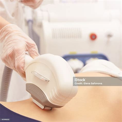 의료 뷰티 레이저 Cosmeology 절차입니다 살롱에서 여성 영입니다 전문 의사입니다 여성 스킨케어 기술입니다 머리 제거 건강관리와 의술에 대한 스톡 사진 및 기타 이미지