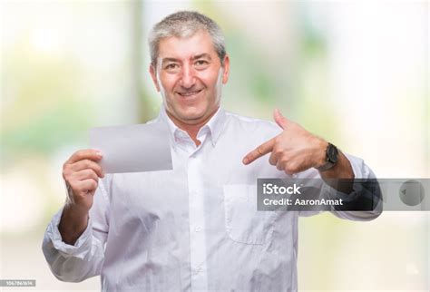 잘생긴 수석 남자 깜짝 고립 된 배경 위에 빈 카드를 들고 얼굴을 가리키는 손가락 가리키기에 대한 스톡 사진 및 기타 이미지 가리키기 개념 개념과 주제 Istock