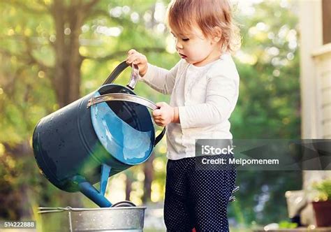 행복함 어린이 여자아이 게임하기 물 캔 1에 대한 스톡 사진 및 기타 이미지 1 귀여운 놀기 Istock