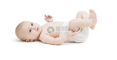 白背景孤立的婴儿尿布中的婴儿尿布孩子白色儿童新生活男生水平哺乳期小男孩高清图片下载 正版图片322102123 摄图网