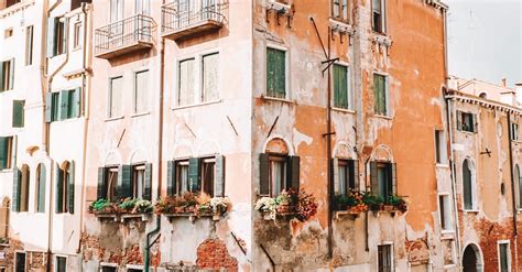 Rialto 건물 외장 건축 고전적인 디자인 곤돌라 지구 관광 관광지 구시가지 그림 같은 다채로운 외관 덧문창 도시 경관 도시 풍경 매력적인 문화적