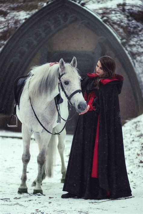 Девушка с лошадью Лошади Черные плащи Черная лошадь