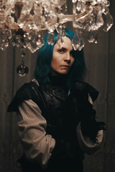 강렬한 시선 강렬함 곱슬 머리 곱슬머리 그림자 극적인 조명 대담한 대비 라이터 목걸이 무드 조명 미스터리한