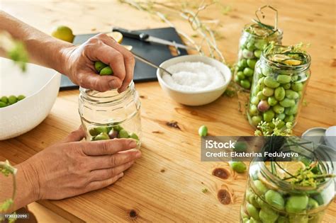 레몬 조각 야생 회향 통조림 소금물과 함께 유리병에 발효 올리브를 준비하는 여성 가을 야채 통조림 건강한 수제 음식 수확의 보존 가정 생활에 대한 스톡 사진 및 기타 이미지