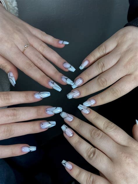 Молочный маникюр серебристые линии белый маникюр минималистичный маникюр светлые ногти