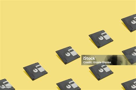 밝은 노란색 배경에 빈티지 플로피 디스크 드라이브로 만든 매끄러운 패턴 최소한의 추상적 인 개념 향수 80 년대와 90 년대 개념 플로피 디스크에 대한 스톡 사진 및 기타