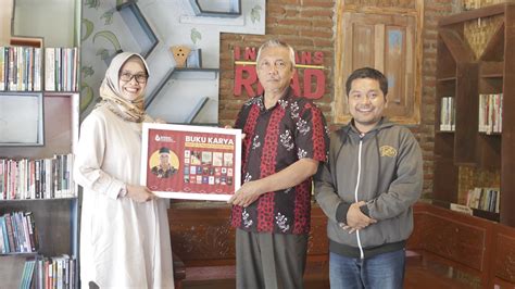 Produktif Di 50 Prof Mujamil Yang Mengasuh Dengan Buku Semilir
