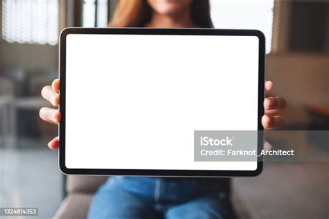 빈 흰색 데스크톱 화면으로 디지털 태블릿을 들고 보여주는 여성 35 39세에 대한 스톡 사진 및 기타 이미지 35 39세 가정 생활 공란 Istock