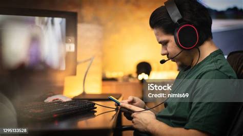 십대 소년 재생 멀티 플레이어 게임 에 데스크톱 Pc 에 그의 어두운 방 18 19세에 대한 스톡 사진 및 기타 이미지 18 19세 20 24세 Brand Name