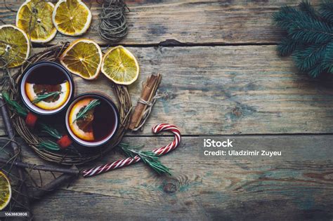 크리스마스 음료 입니다 Mulled 와인 펀치와 향신료 빈티지 나무 테이블 배경 위에 Glintwine에 대 한 볼 수 있습니다 공간에 복사 합니다 0명에 대한 스톡 사진
