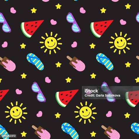 여름 이음새가 없는 패턴 다크 보드에 다채로운 요소 웃는 태양 수박 선글라스 아이스크림 플랫 스타일의 벡터 일러스트레이션입니다 섬유 포장지 디자인 및 장식을위한 인쇄 가방에