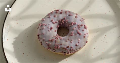 스프링클이 있는 흰색 접시에 도넛 사진 Unsplash의 무료 회색 이미지