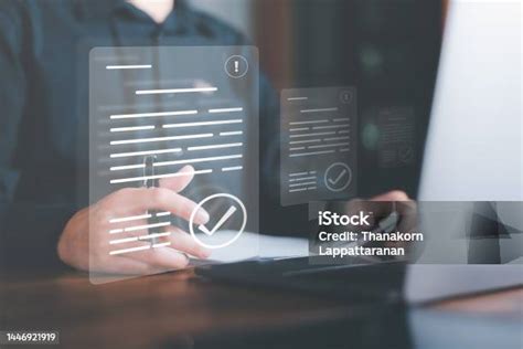 확인란 목록이있는 가상 온라인 문서를 통해 단계를 확인하는 사업가 관행 및 정책의 개념 회사 정관 이용 약관 Unspecified에 대한 스톡 사진 및 기타 이미지 Istock