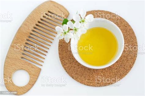 화장품 오일 흰색 꽃과 나무 머리 브러시와 작은 흰색 그릇 천연 스파 및 뷰티 트리트먼트 레시피 상단 보기 복사 공간 0명에 대한 스톡 사진 및 기타 이미지 Istock