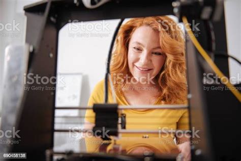 밝고 기쁘게 여자 작업에 3d 프린터를 관찰 3차원 형태에 대한 스톡 사진 및 기타 이미지 3차원 형태 Stem 주제 X세대 Istock