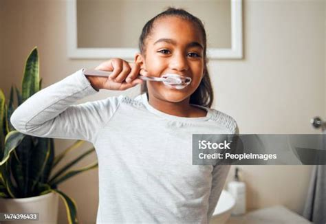 깨끗한 입과 치아 건강으로 신선한 호흡으로 위생을 위해 양치질 초상화 및 칫솔을 닦는 소녀 어린이 욕실에서 치약으로 청소하고 건강한 잇몸이 있는 가정에서 웰빙 아이에 대한
