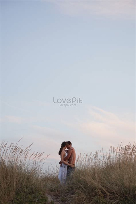 바다로 갈대에서 키스하는 커플 사진 무료 다운로드 Lovepik